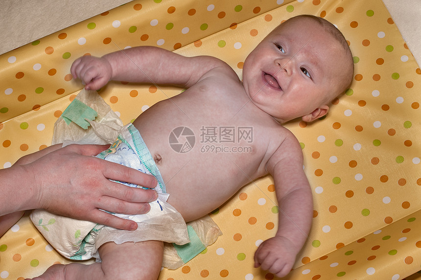 妈妈给新生儿换尿布高清图片下载 正版图片501456074 摄图网