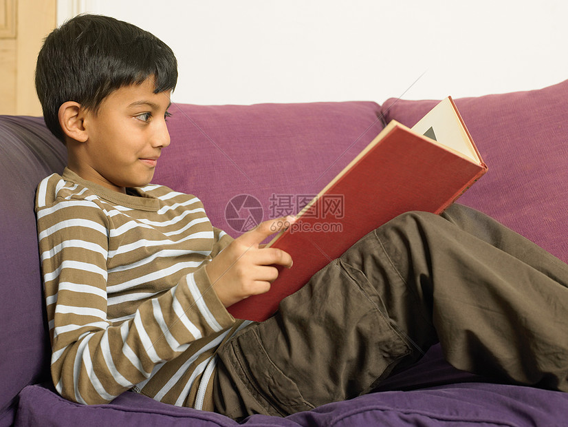 男孩在沙发上看书高清图片下载-正版图片501463936-摄图网
