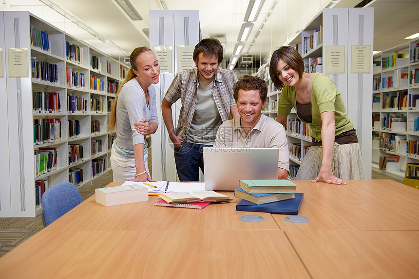 图书馆的年轻学生高清图片下载-正版图片501468658-摄图网