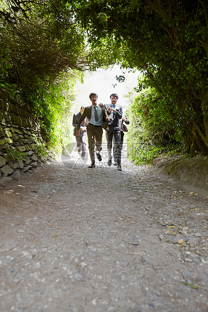 在乡村公路上奔跑的商人高清图片下载-正版图片501469857-摄图网