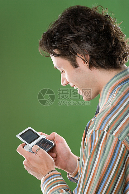 看手机的人高清图片下载-正版图片501479636-摄图网