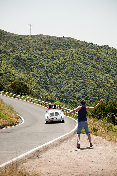 敞篷车驶过搭车人高清图片下载-正版图片501503815-摄图网