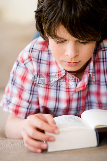 看书的男孩高清图片下载-正版图片501524410-摄图网