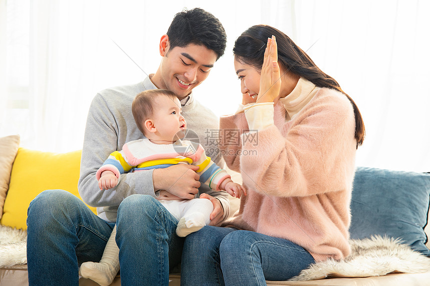 年轻爸妈和宝宝互动高清图片下载 正版图片501532894 摄图网
