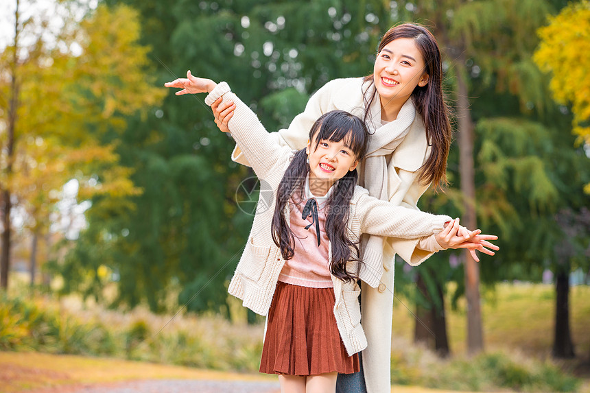 妈妈和女儿公园玩耍高清图片下载 正版图片501542216 摄图网