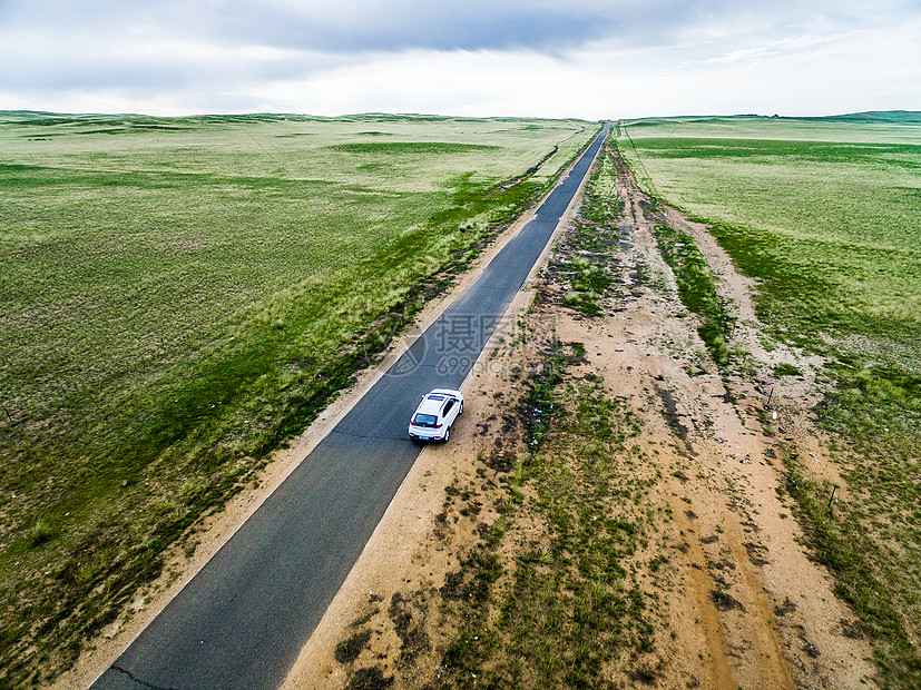内蒙草原上的车子高清图片下载-正版图片501559035-摄图网
