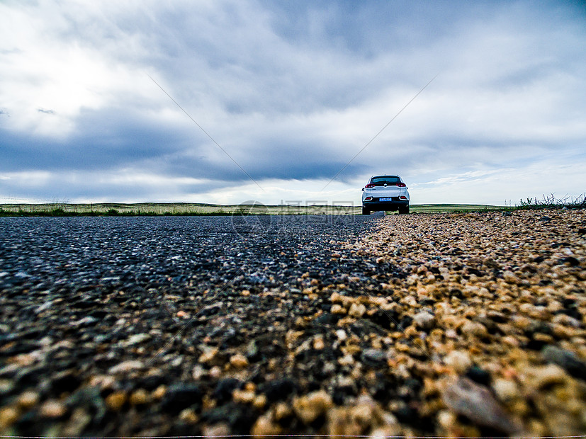 内蒙草原上的车子高清图片下载-正版图片501559038-摄图网