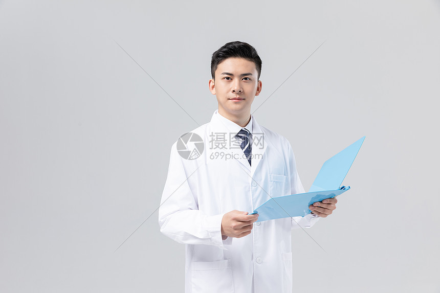 手拿文件夹的医护人员高清图片下载-正版图片501598002-摄图网