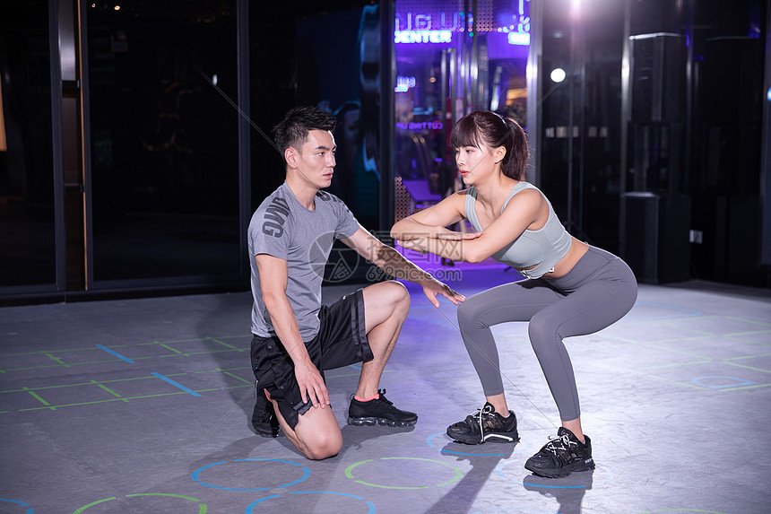 健身教练指导学员训练高清图片下载 正版图片501664971 摄图网