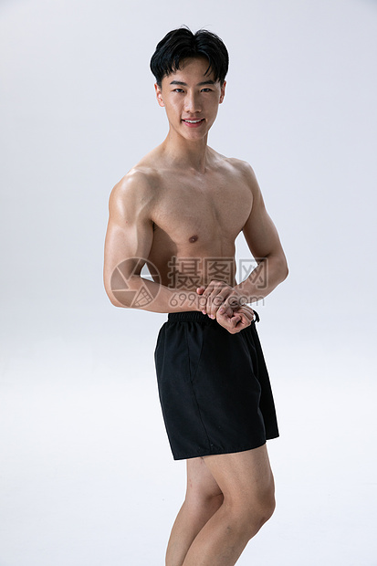 运动男性肌肉展示高清图片下载-正版图片501682416-摄图网