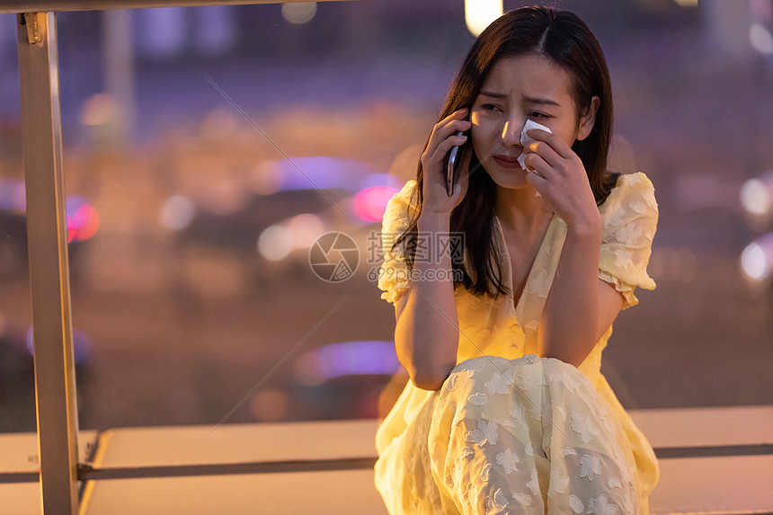 悲伤的女性打电话擦眼泪高清图片下载 正版图片501737656 摄图网