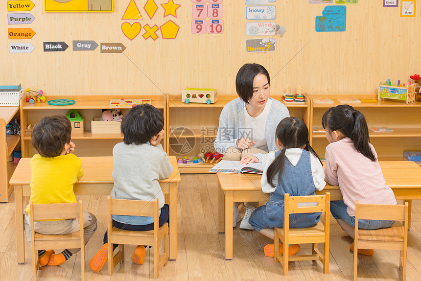 幼儿园老师给孩子们讲故事高清图片下载 正版图片501739078 摄图网