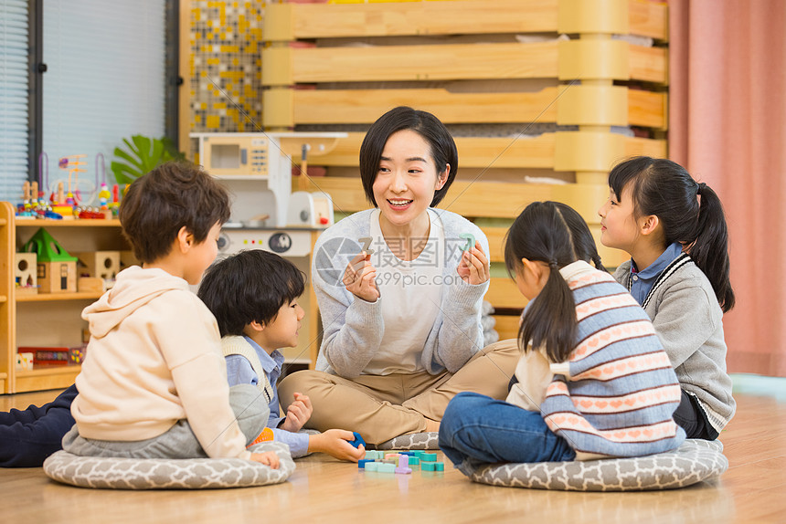 幼儿园老师与小朋友做互动高清图片下载 正版图片501739145 摄图网
