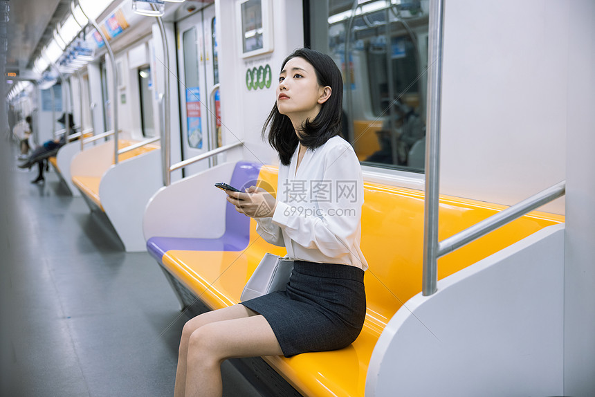 下班回家的女性高清图片下载 正版图片501757772 摄图网