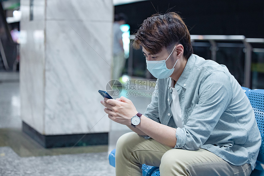 在地铁站看手机的年轻人高清图片下载-正版图片501772916-摄图网
