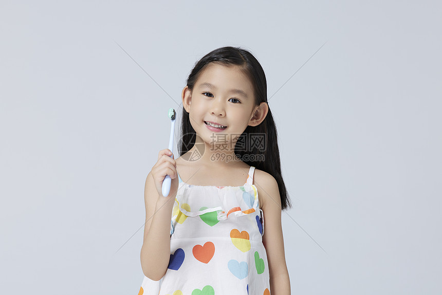 可爱小女孩用牙刷刷牙高清图片下载-正版图片501779542-摄图网