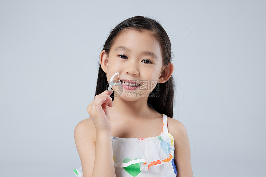可爱儿童小女孩拿牙线棒 高清图片下载-正版图片501779558-摄图网