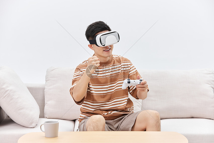 年轻男士使用VR眼镜玩游戏高清图片下载-正版图片501787490-摄图网