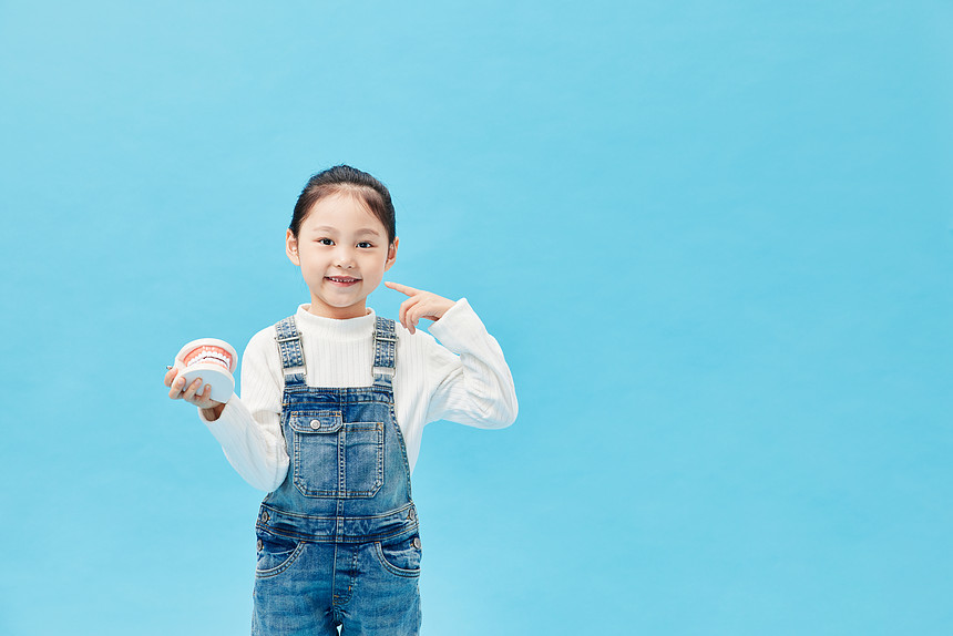 展示牙齿模型的可爱小女孩高清图片下载-正版图片501789419-摄图网