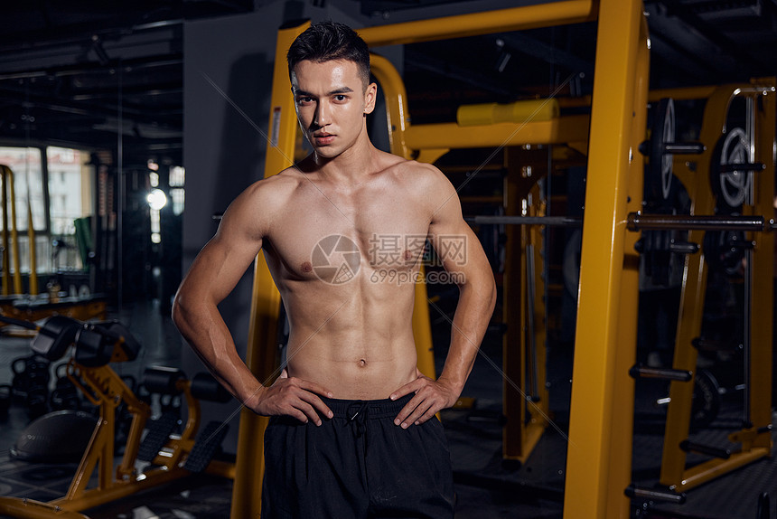 男性肌肉力量展示高清图片下载-正版图片501791804-摄图网