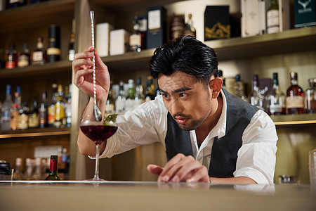 帅气调酒师调制鸡尾酒形象高清图片下载-正版图片501794348-摄图网