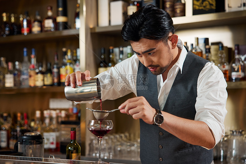 酒吧调酒师调制鸡尾酒高清图片下载-正版图片501793852-摄图网