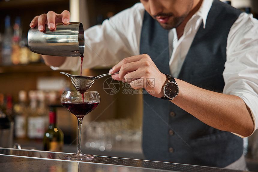 酒吧调酒师调制鸡尾酒特写高清图片下载-正版图片501793854-摄图网