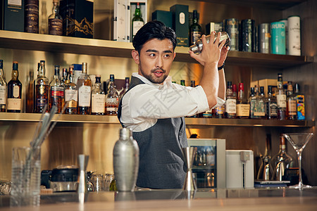 酒吧调酒师使用雪克杯调酒高清图片下载-正版图片501793882-摄图网