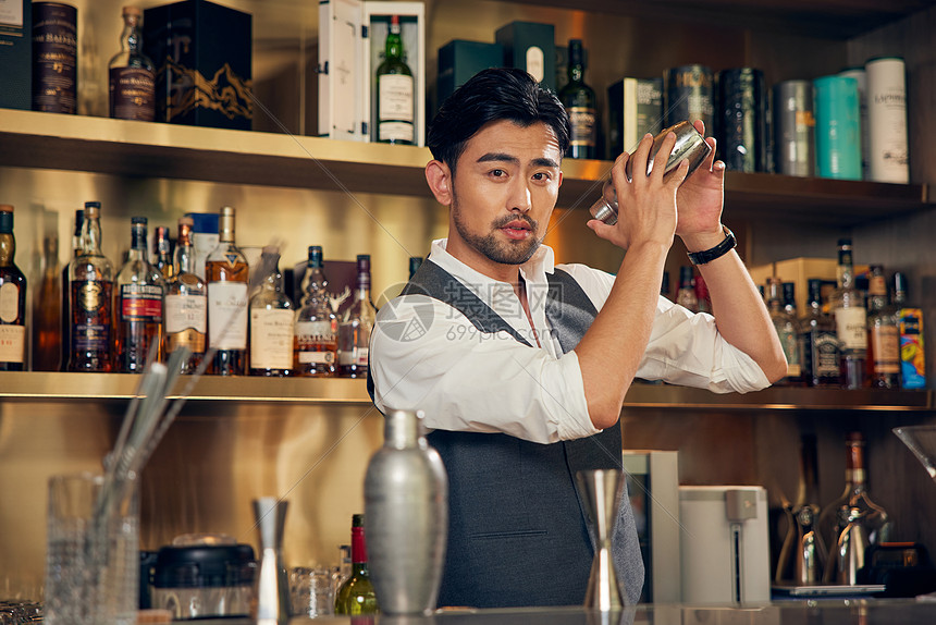 男性调酒师调制鸡尾酒高清图片下载-正版图片501793875-摄图网