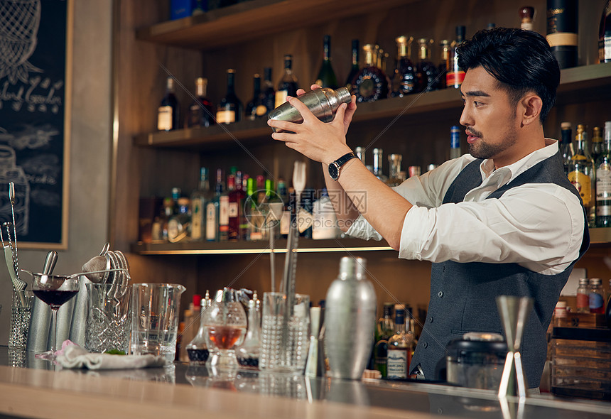 酒吧调酒师使用雪克杯调酒高清图片下载-正版图片501793882-摄图网