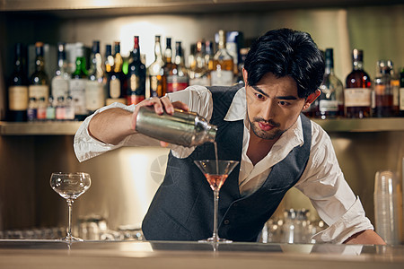 调酒师为女顾客介绍鸡尾酒高清图片下载-正版图片501799080-摄图网