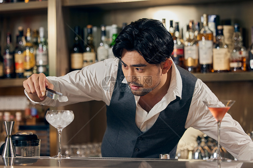 调酒师制作鸡尾酒高清图片下载-正版图片501794305-摄图网