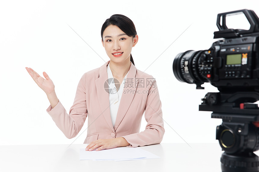 正在摄像机前录制的年轻女记者高清图片下载-正版图片501795400-摄图网