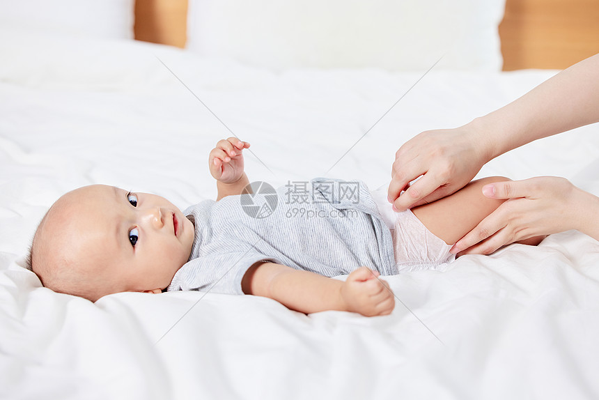 妈妈给婴儿宝宝换尿布高清图片下载 正版图片501807055 摄图网