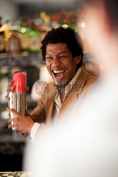 酒吧调酒师在工作高清图片下载-正版图片501819122-摄图网