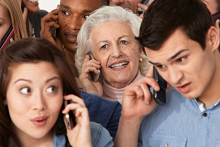 拿着手机的年轻人高清图片下载-正版图片501847510-摄图网