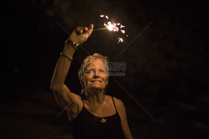 手持烟花的妇女高清图片下载-正版图片501837298-摄图网