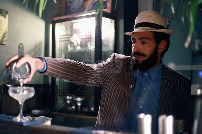 酒吧的调酒师高清图片下载-正版图片501844854-摄图网