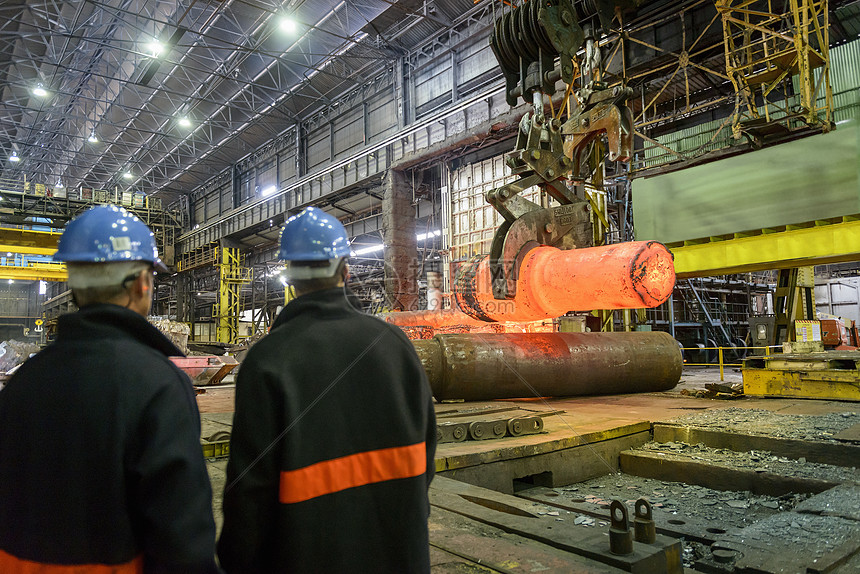 钢铁工人观看厂起重机热铸造高清图片下载-正版图片501845390-摄图网
