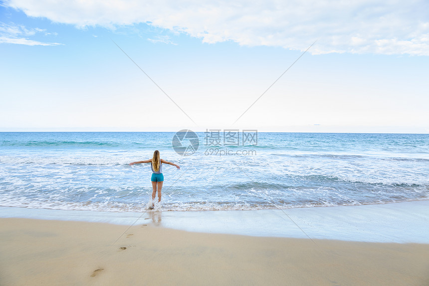 多米尼加勒比海滩上张开双臂的年轻美女的背影高清图片下载-正版图片501863911-摄图网