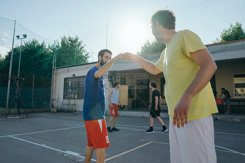 篮球场的朋友碰拳高清图片下载-正版图片501879563-摄图网