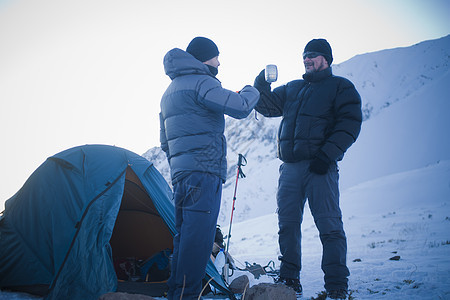 智利圣地亚哥安第斯山脉徒步旅行的成熟女性高清图片下载-正版图片501882093-摄图网