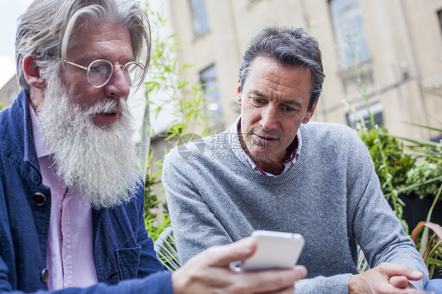 朋友在户外看手机联合王国伦敦高清图片下载-正版图片501886294-摄图网