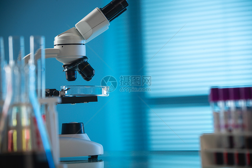 实验室里显微镜和其他设备高清图片下载-正版图片501901287-摄图网