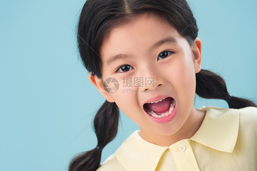 牙齿可爱的小女孩高清图片下载-正版图片501906053-摄图网