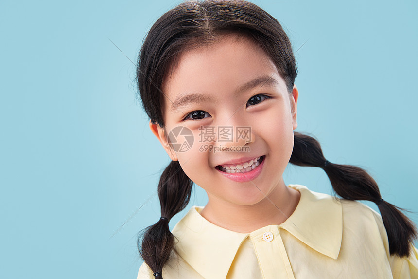 白昼牙齿可爱的小女孩高清图片下载-正版图片501906386-摄图网