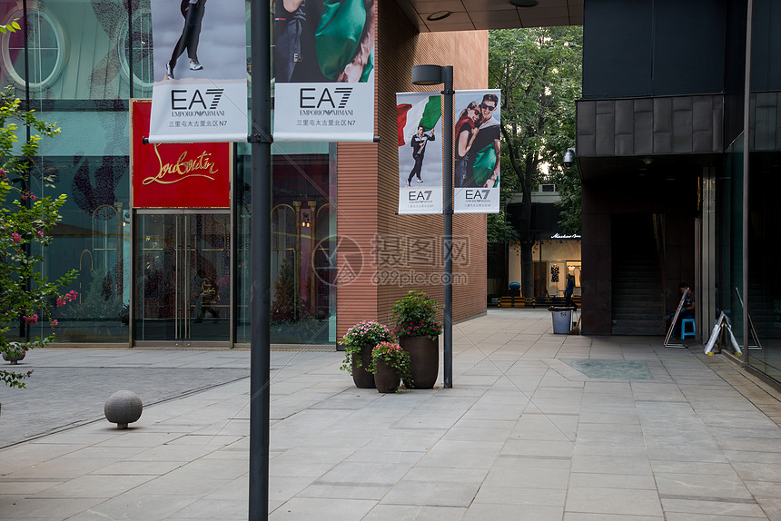 北京三里屯街道景象高清图片下载-正版图片501913448-摄图网