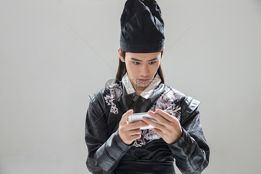 武术水平构图刀古装男子拿着手机高清图片下载-正版图片501953633-摄图网
