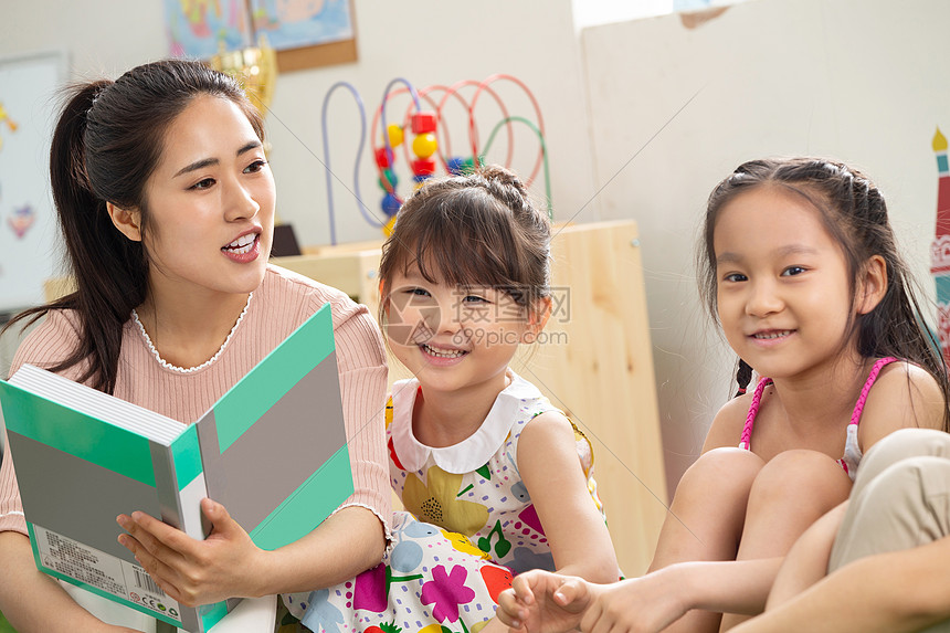 亚洲人25岁到29岁同学幼儿园老师给小朋友们讲故事高清图片下载 正版图片501954805 摄图网