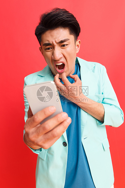 张着嘴视频表情青年男人看手机高清图片下载-正版图片501984224-摄图网
